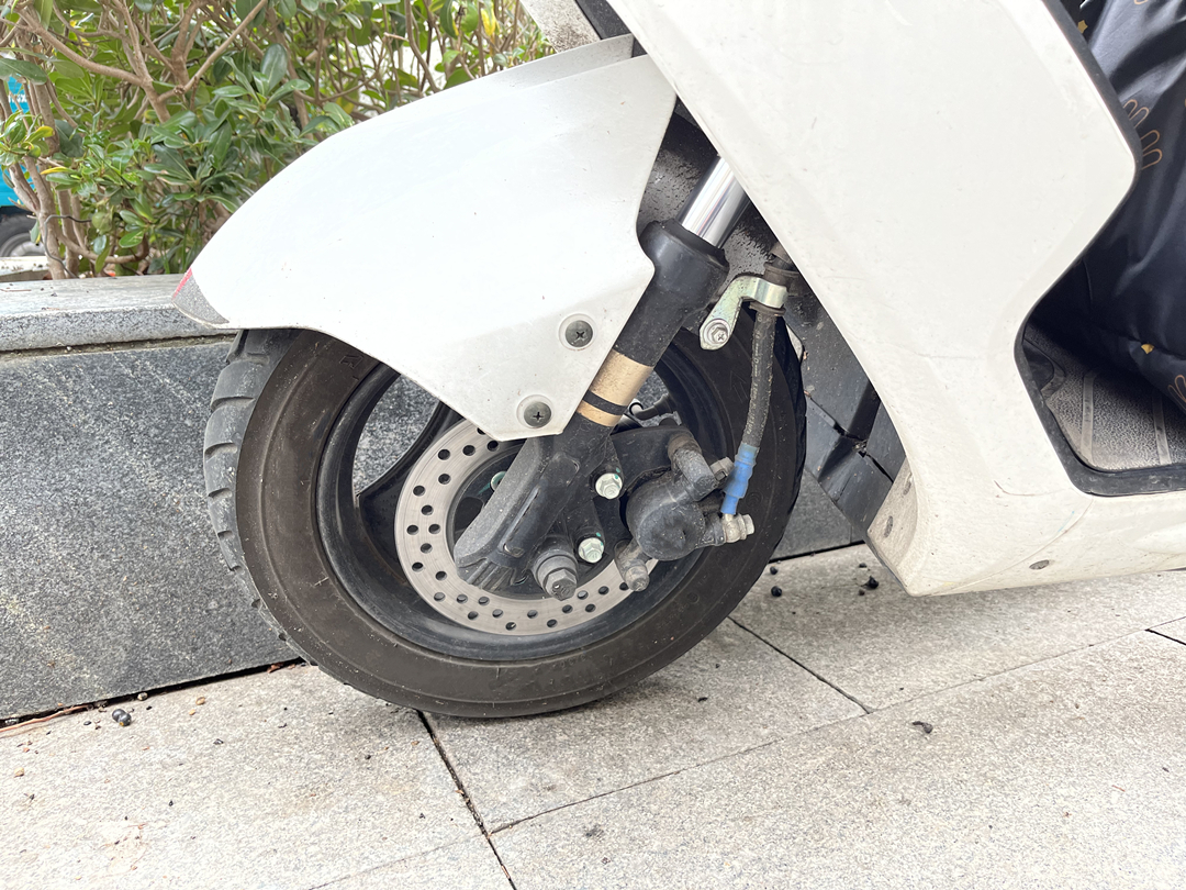 Why do many electric vehicles use front discs and rear drums, but few ...