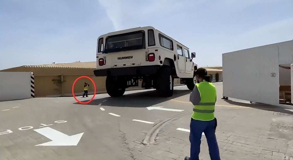 Local tyrant builds a two-story Hummer, his toy car is 3 times bigger ...