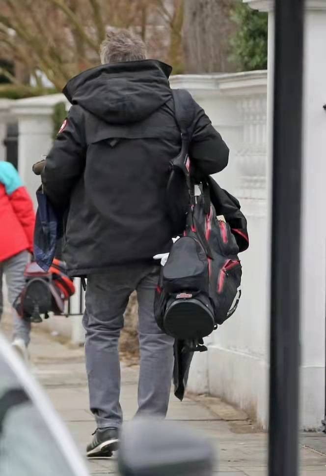 61-year-old Hugh Grant is so old, with gray hair and a hunchback, he ...