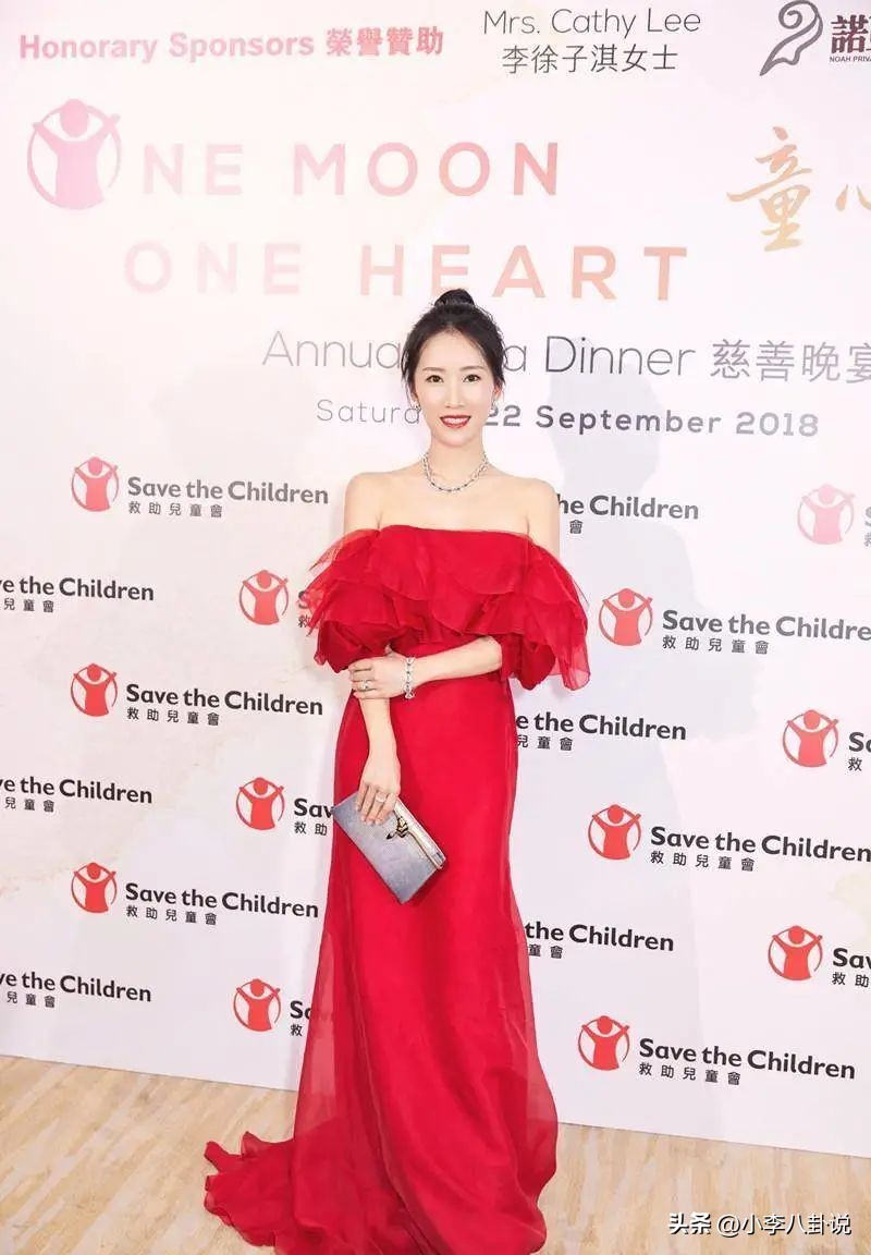 Li Nian appeared on the scene with her rich husband. She looked like a ...