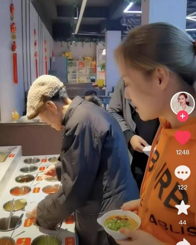 The recent situation of 91-year-old Yang Shaohua was exposed. He went to a restaurant with Wang ...