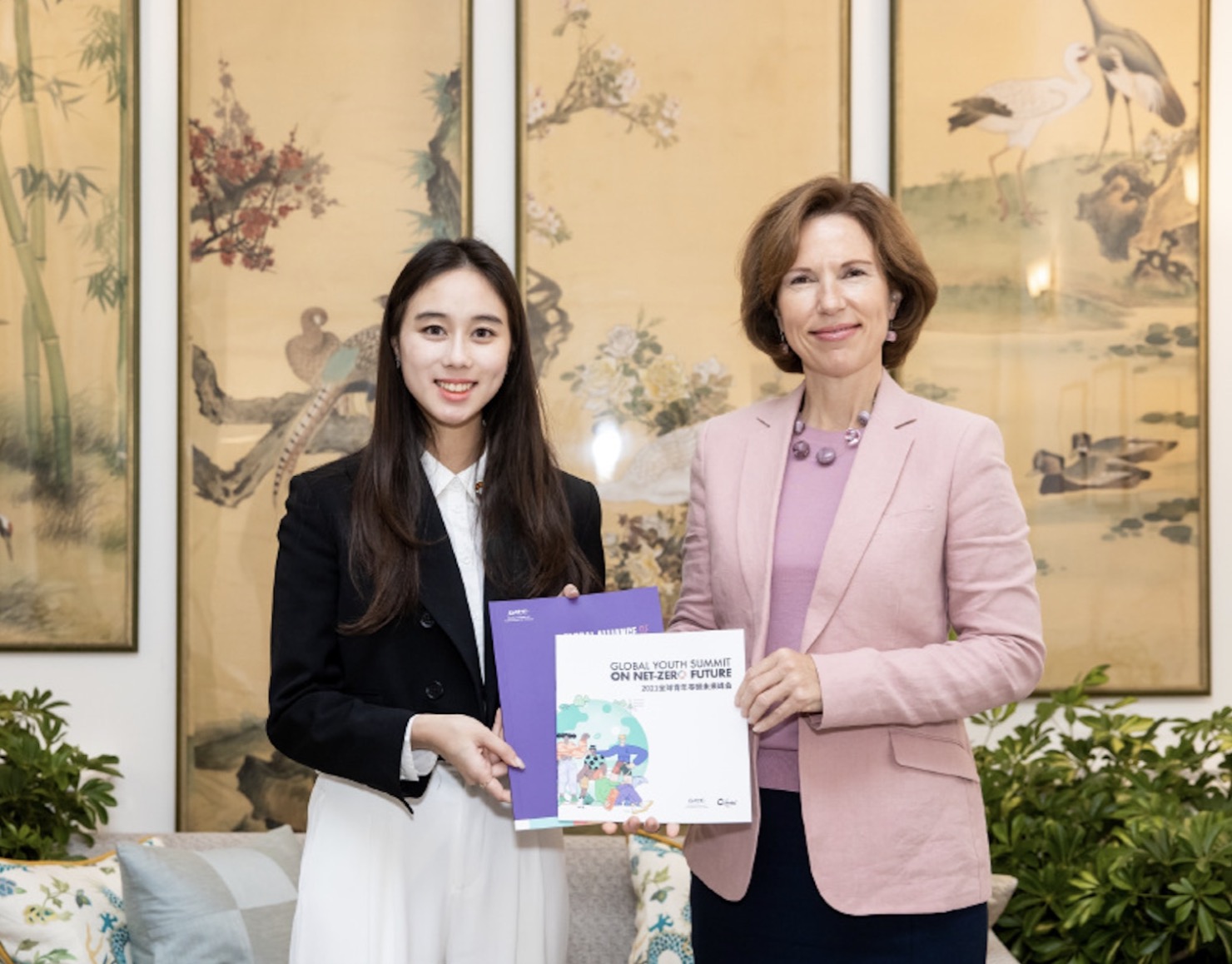 Gambling king daughter He Chaoxin posted photos, wearing a cheap bathrobe of Ouyang Nana brand ...