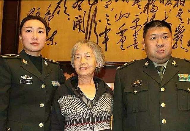 Zhang Yufeng took a group photo with the descendants of the Mao family ...