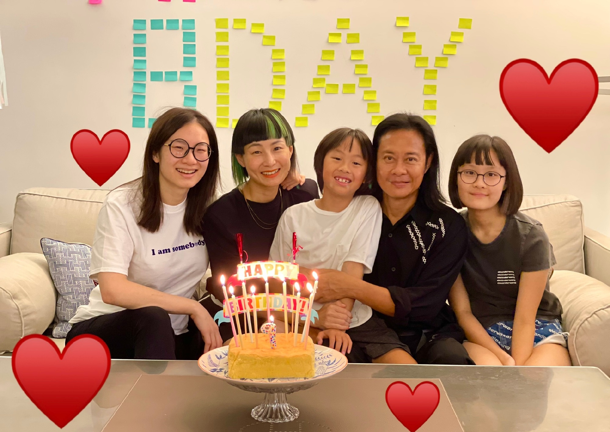 The grasshopper group Cai Yizhi celebrated her stepdaughter's birthday, hugged each other ...