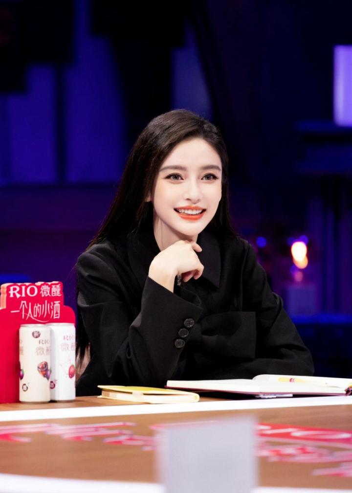 Yang Ying Suyan appeared and took a group photo with the public ...