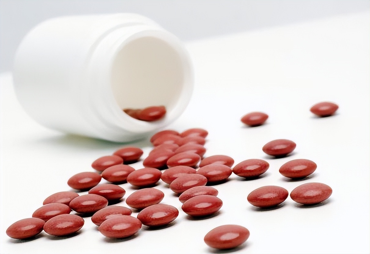A 65-year-old man took Danshen Tablets for a long time to clean blood ...
