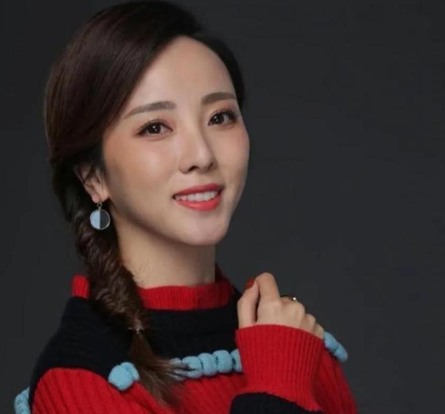 CCTV host Li Sisi: She gave birth to 2 children in 3 years and gave up ...