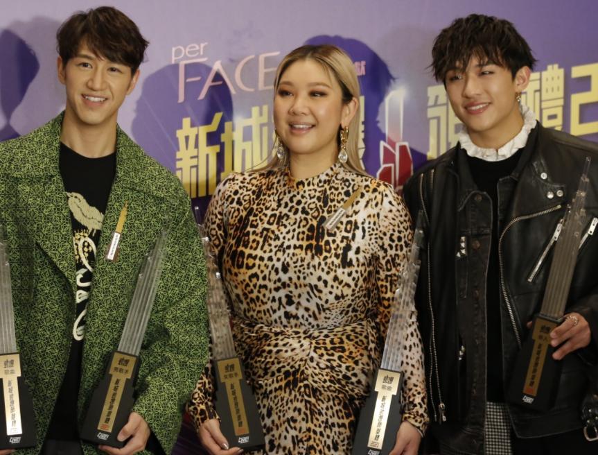 Zheng Xinyi fell after accepting the award, and her tight leopard print ...