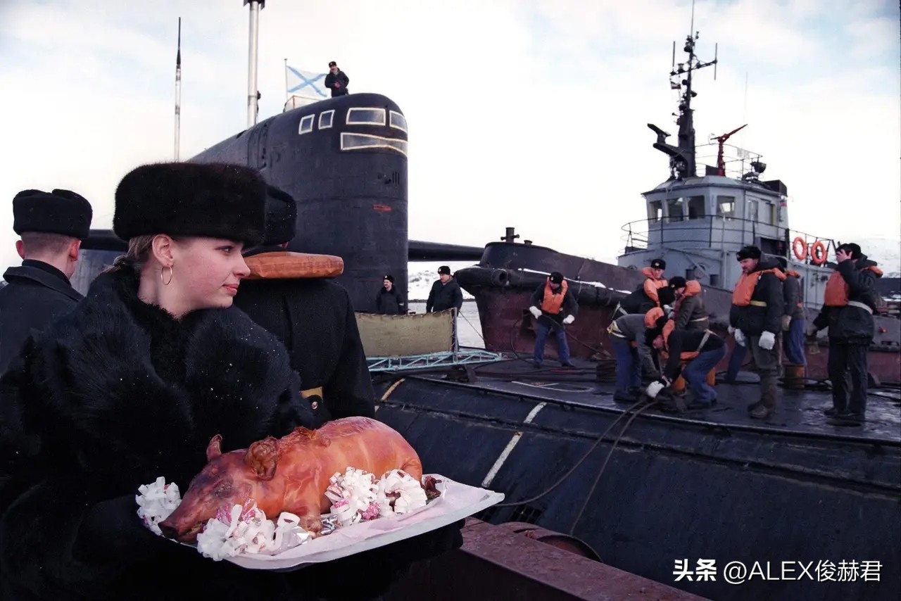 Why do Navy submarines have "glass windows"?In fact, the reason is ...