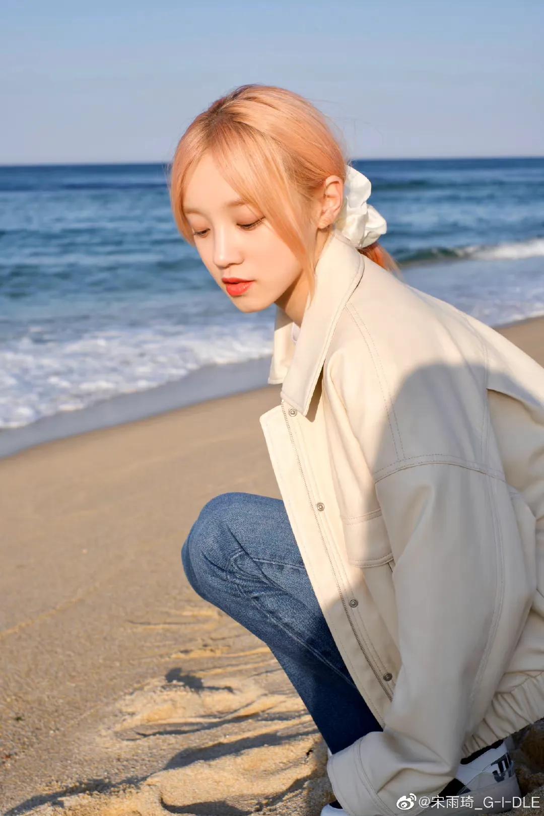 Song Yuqi's pink hair is so beautiful - iNEWS