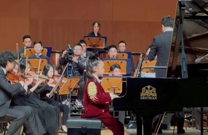 How well does Li Xiaolu teach her daughter?Tianxin played the piano in ...