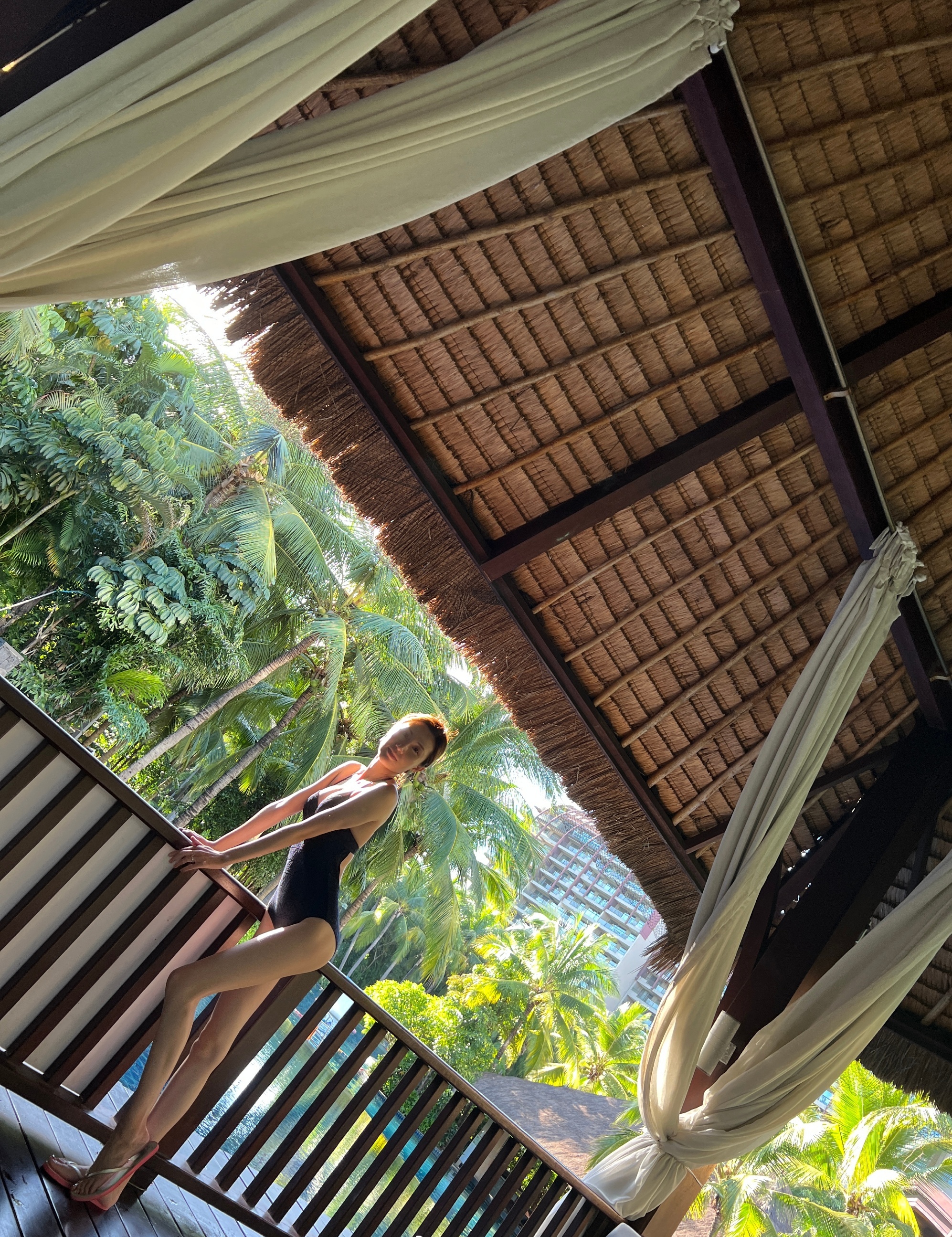 Young actress Zhu Jiaxi shares island travel photos, pure beautiful ...