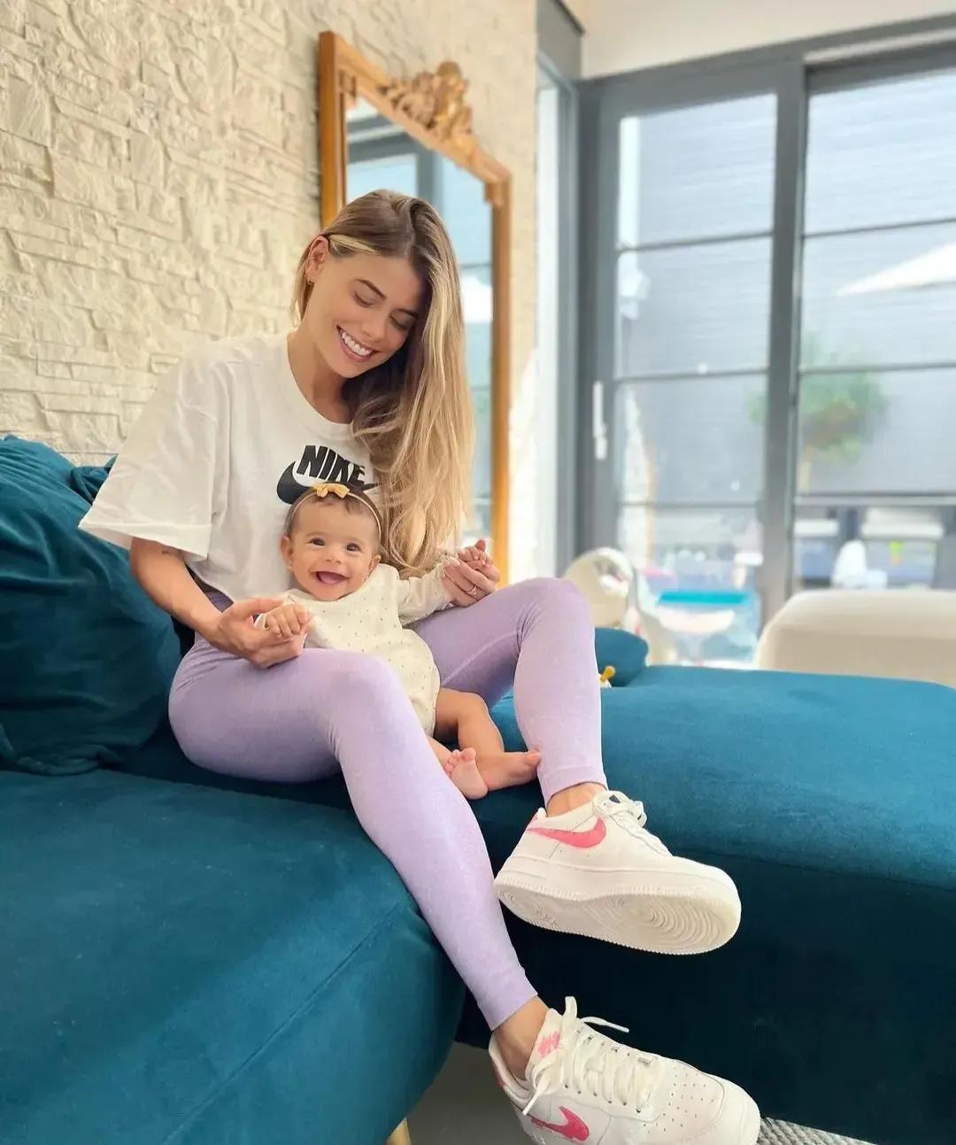 So beautiful~Paris Saint-Germain captain Marchios wife Carroll - iNEWS