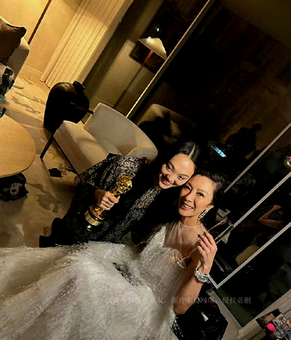 The 59-year-old Jet Li appeared at the Oscars and hugged Michelle Yeoh intimately. His eldest ...