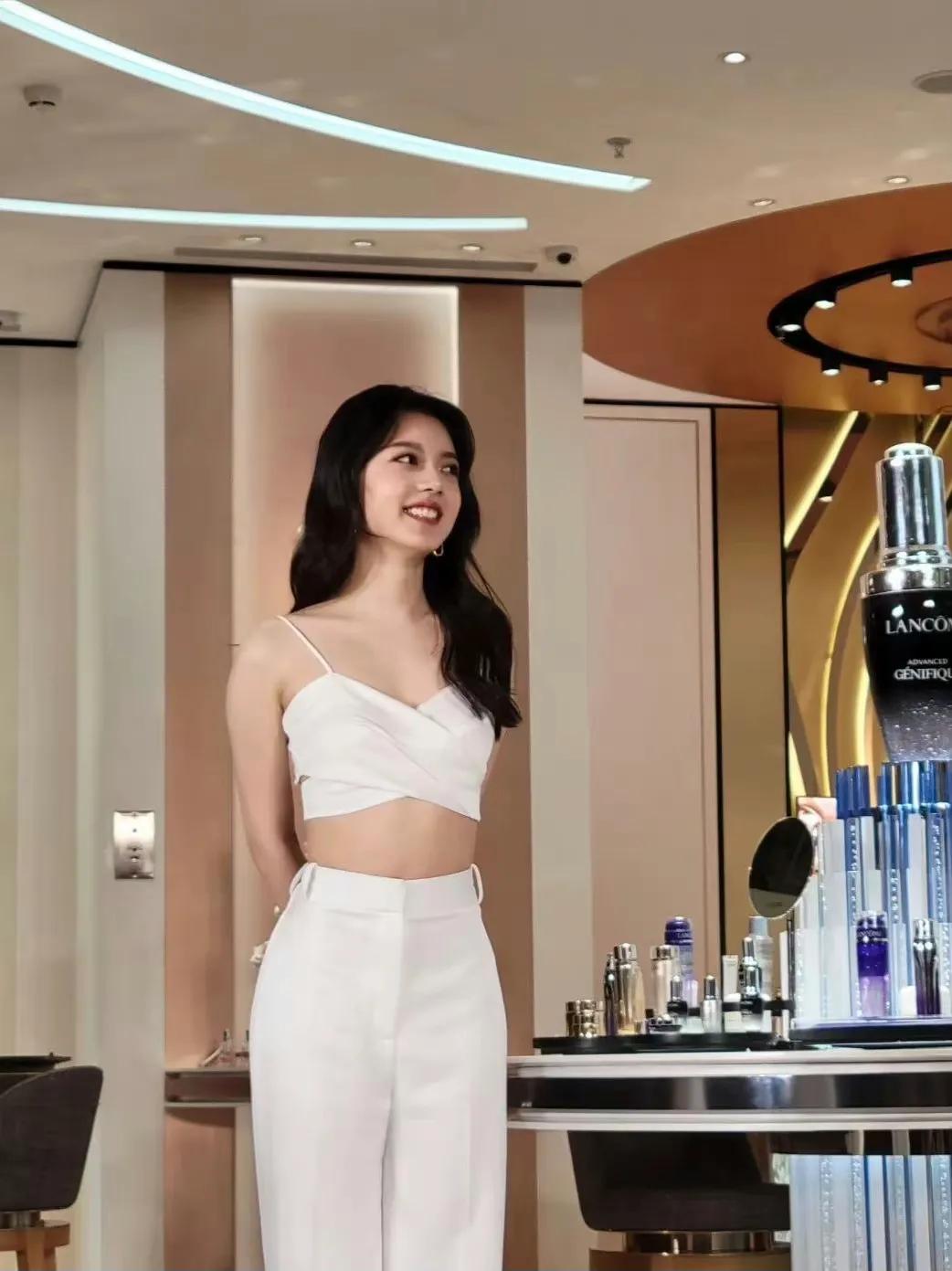 The picture of Zhao Jinmai's offline activities, this body proportion is too perfect! - iNEWS