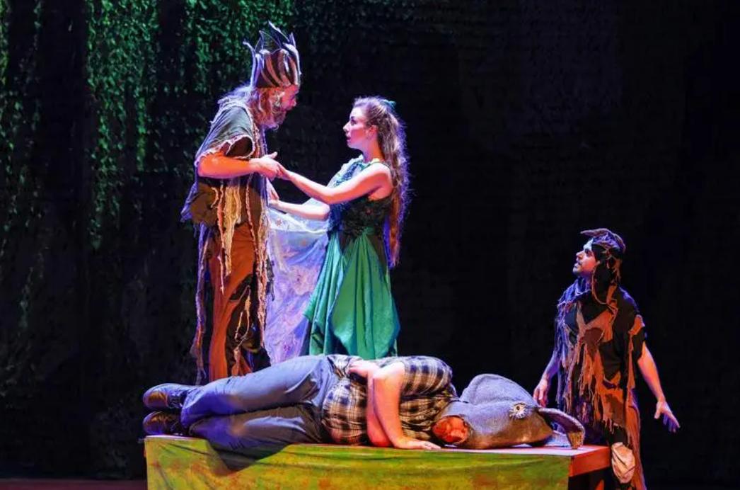 In the play "A Midsummer Night's Dream", how to promote the development ...