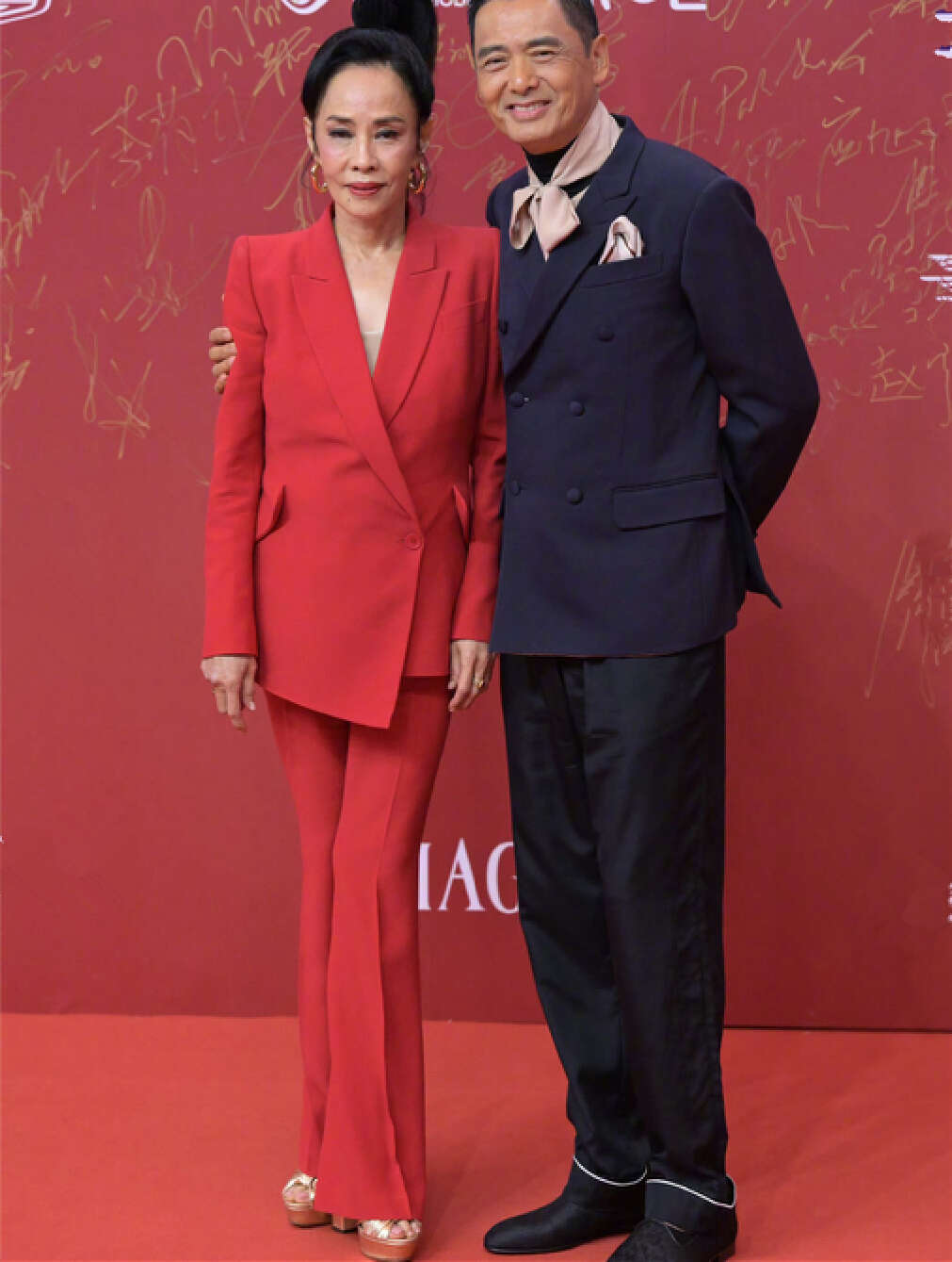 Chow Yun-fat walks the red carpet with his rich wife - iNEWS