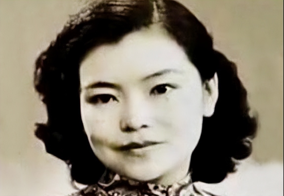 In 1977, Huang Wei paid homage to Fang Zhimin, standing in front of the ...