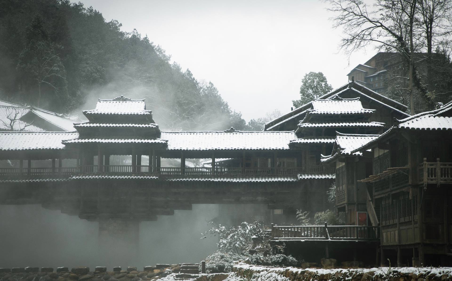 Wujiang Village is full of snow in spring, and the snowy scenery is ...