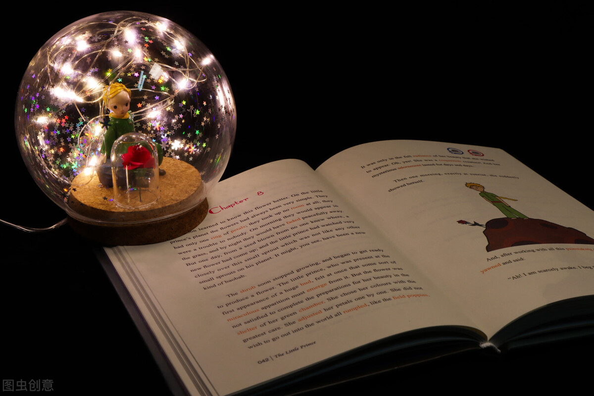 Reading the book "The Little Prince" - iNEWS