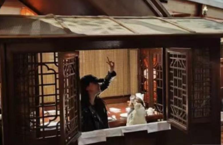 Sun Yi's mother and daughter enjoy delicious food on a boat, and Dafu ...