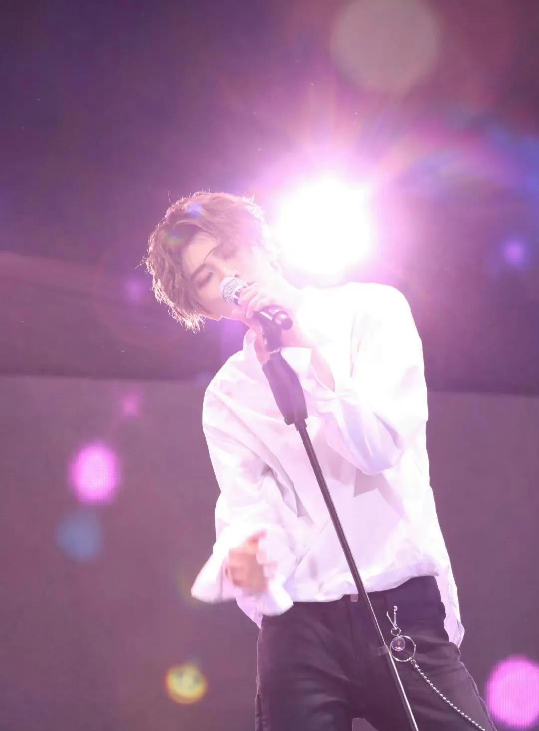 During Cai Xukun's concert, he bent down and bowed deeply to apologize ...