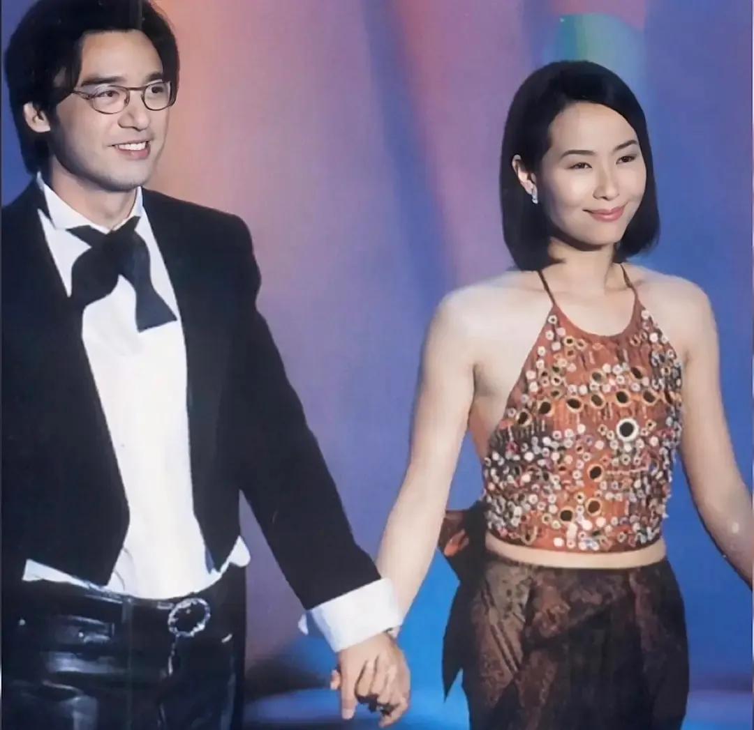 60-year-old Ye Tong and Zhang Xiaohui in fashion COSMO: one ages gracefully, the other continues ...