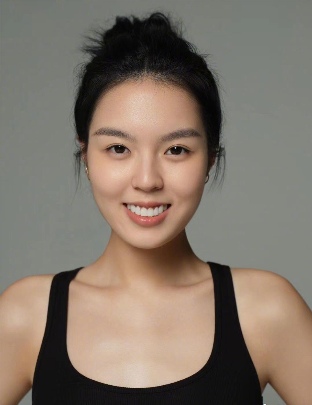 Li Yong's daughter's debut has aroused controversy, her resume is too ...