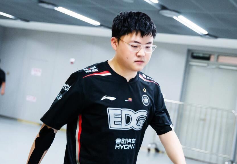 Xiaohu's revenge failed. Uzi witnessed WBG losing to G2 and couldn't help feeling heartbroken ...