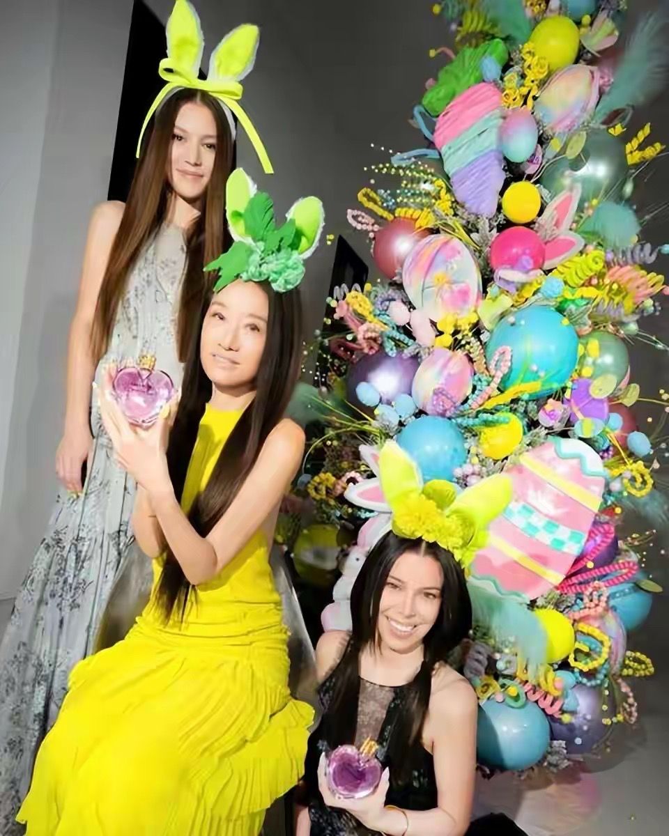 Wang Weiwei showed up with her two daughters. She dressed up as a ...