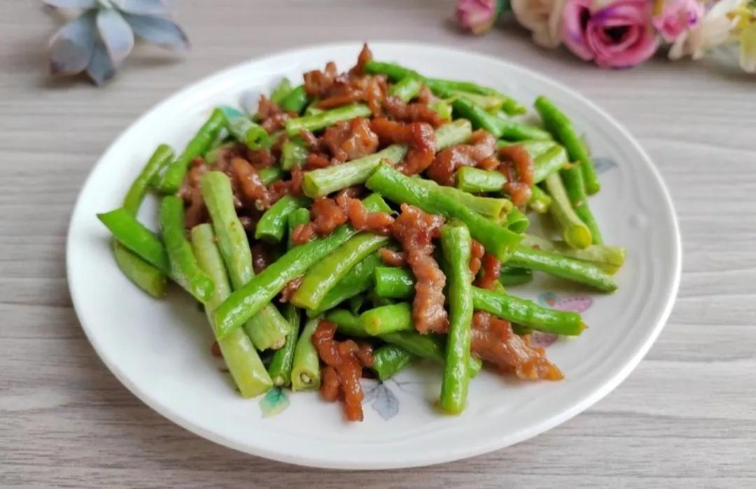 Cowpea Stir-fried Beef is a delicious Chinese dish - iNEWS