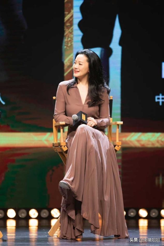 53-year-old Yongmei is really elegant to the bone, her clothes are ...