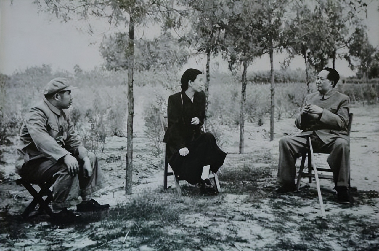 Jiang Qing and Zhang Yufeng took a group photo, the skirt has a special ...