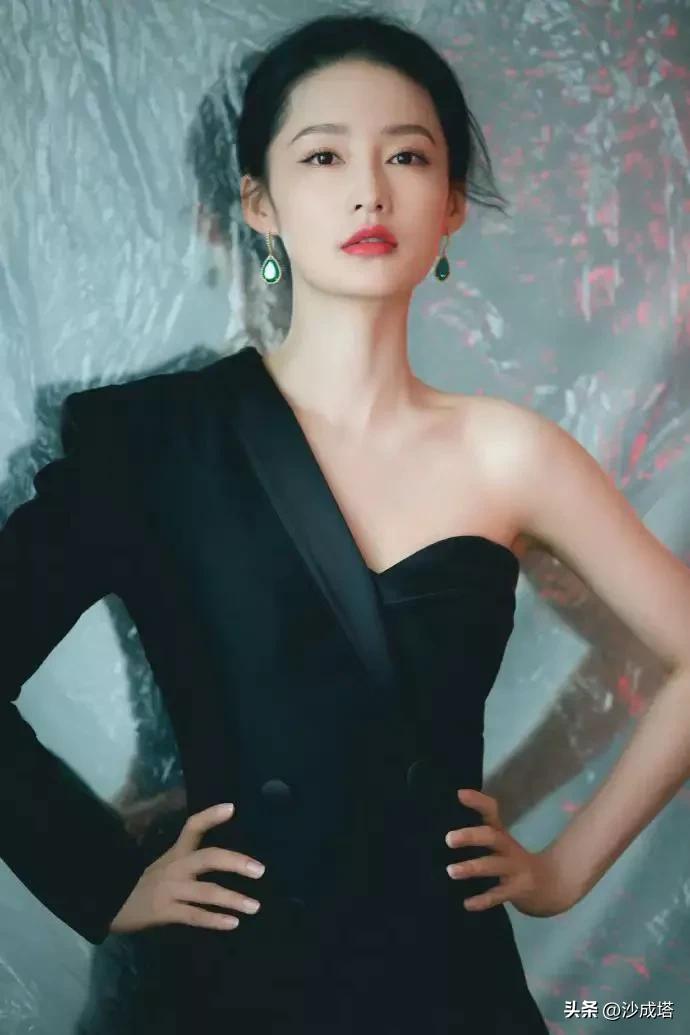 Sexy and charming Li Qin - iNEWS