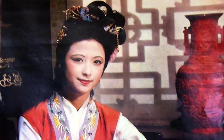 In "Dream of Red Mansions", the old Zhuma catches the hornets, what is ...