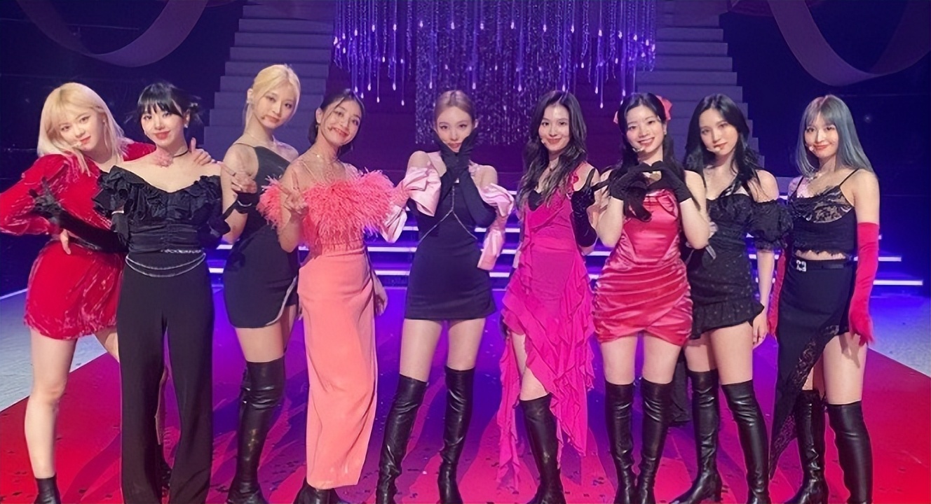 Objects were hit at the idol concert, calling on fans to participate in ...