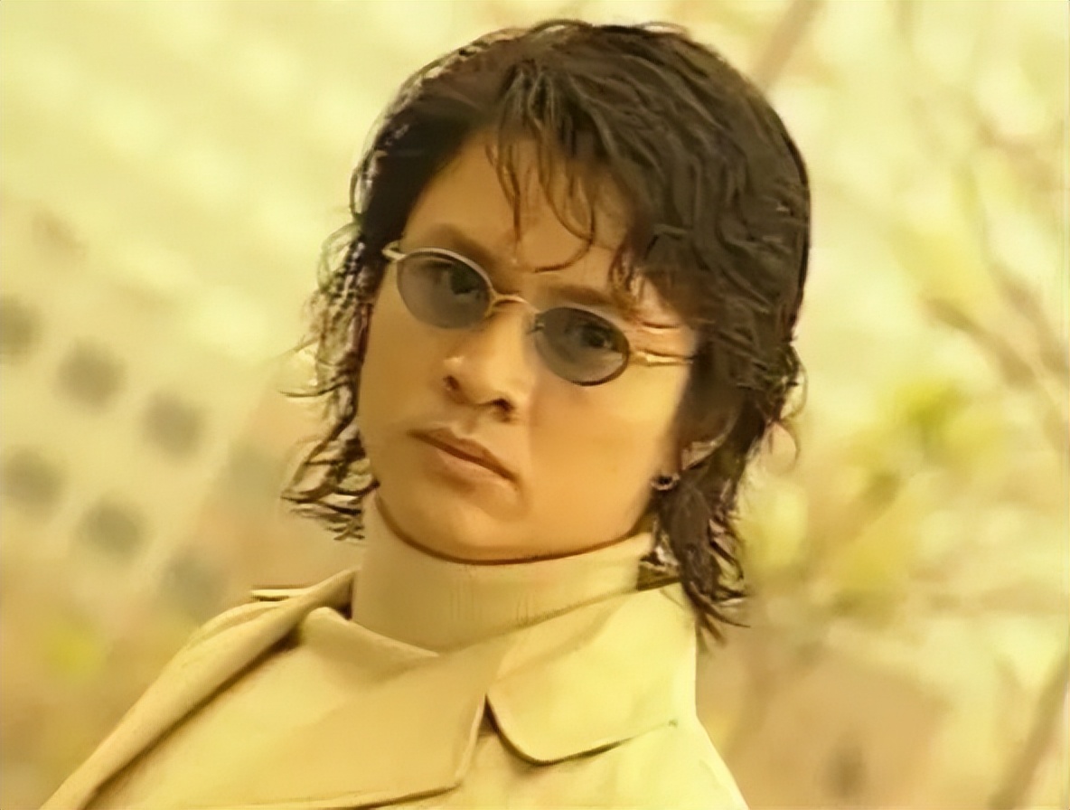 He is the most handsome "zombie king". He gave up his career to save ...