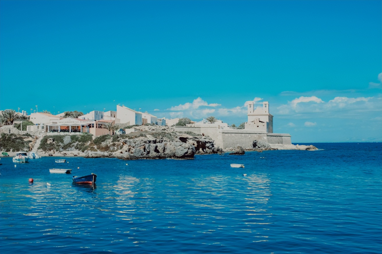The smallest inhabited island in Spain with a paradise bay - iNEWS