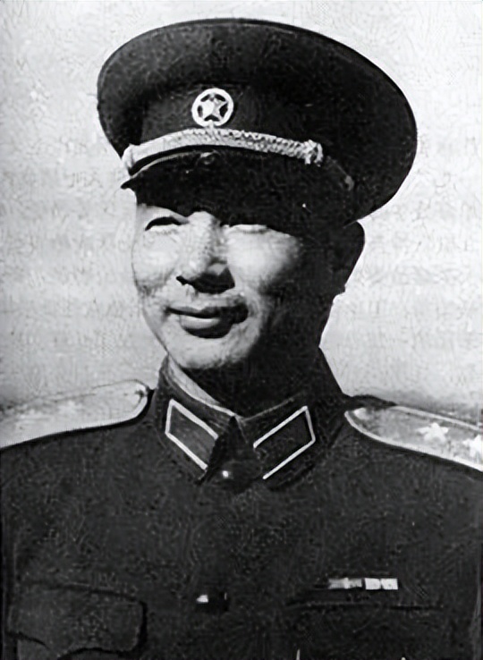 In 1957, the two gods of war Su Yu and Lin Biao took a group photo ...
