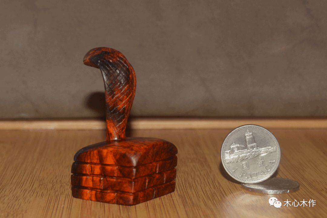 Wood carving snake - iNEWS