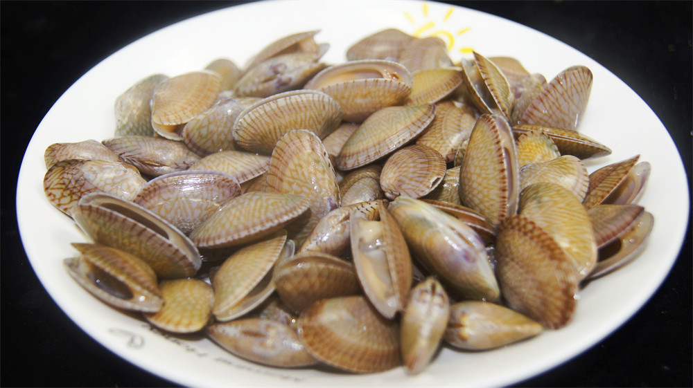 When washing clams, put oil and salt on it!Seaside people teach you a ...
