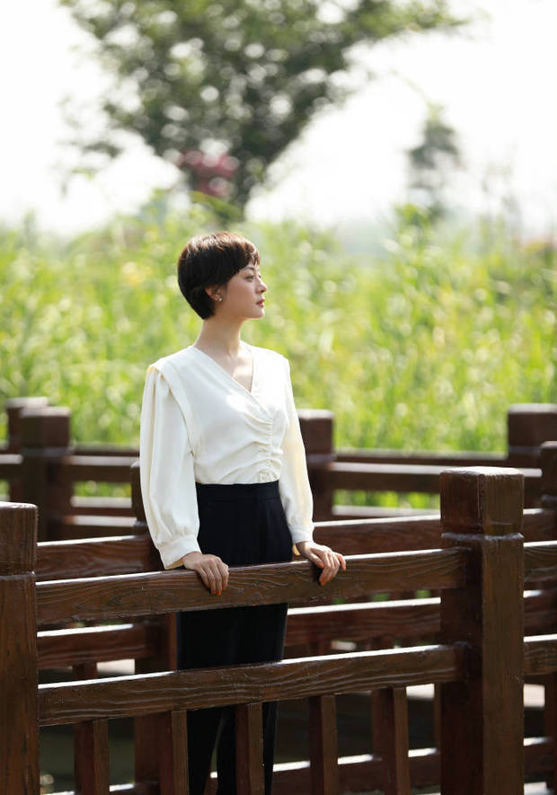 Sun Li wears a black and white color matching capable suit to ...