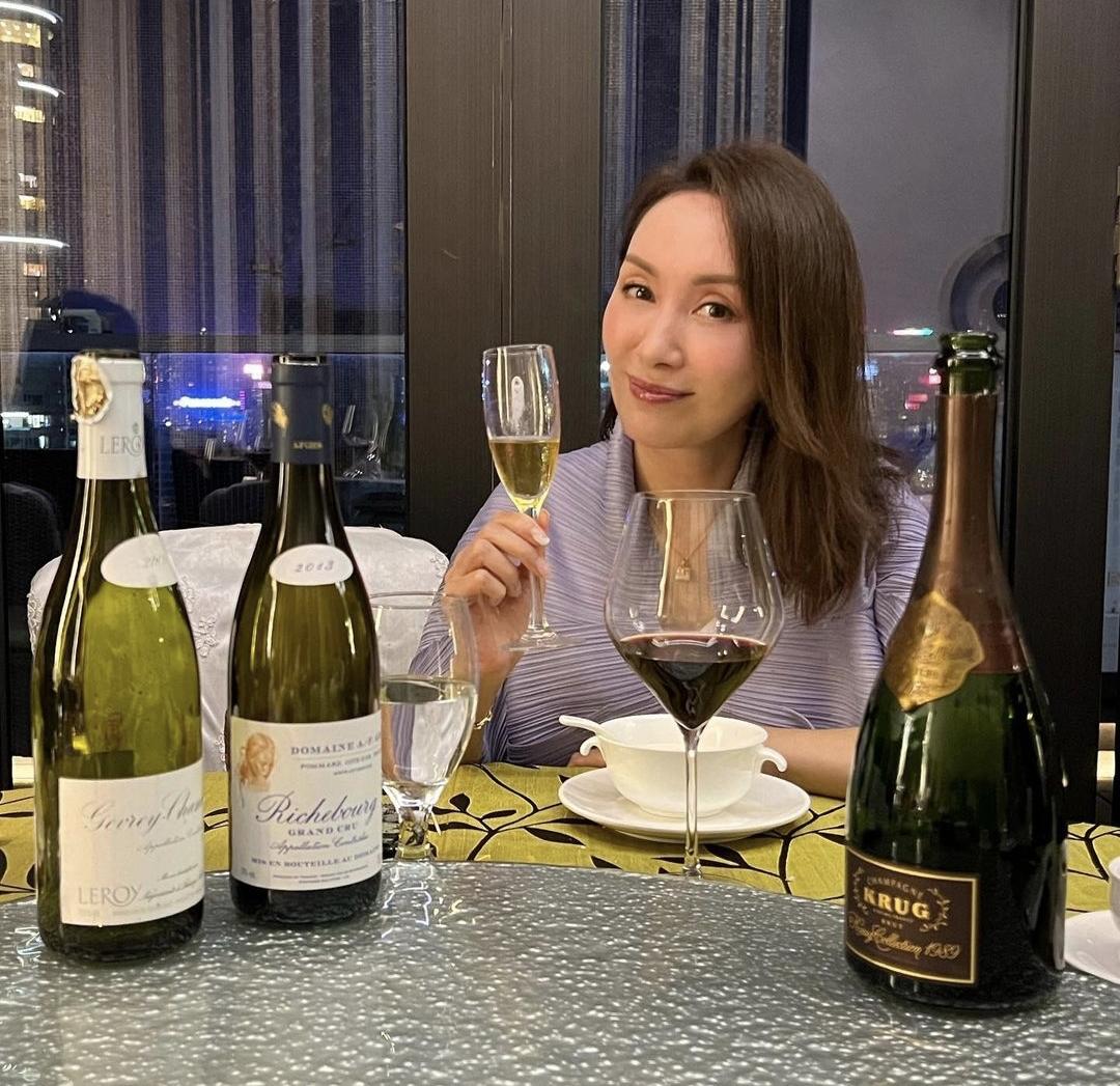 Guo Keying celebrated her birthday on the balcony, taking a family ...