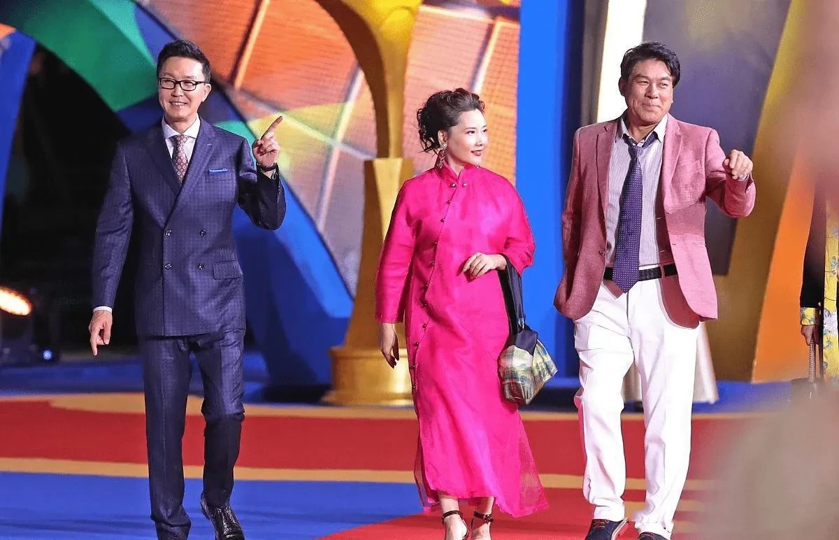 He Saifei's temperament is too amazing! The gaudy rose red cheongsam is ...