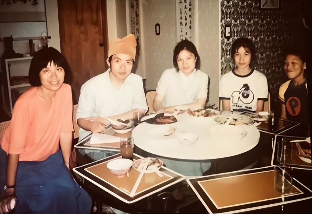 After Gu Cheng killed his wife and hanged himself, his only son was ...