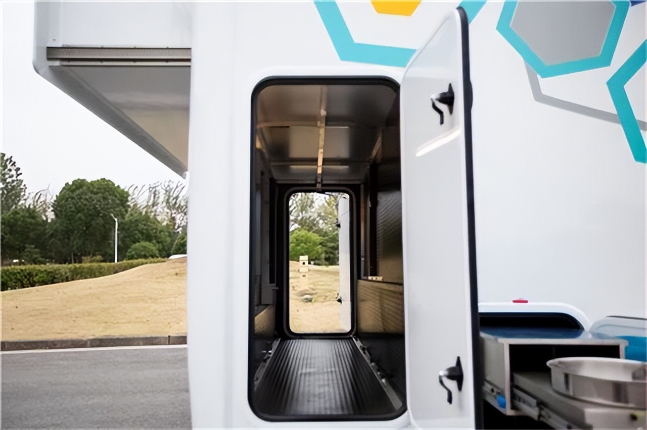 Dade Free Wind Max dual-expansion RV, 7-day water and electricity worry ...