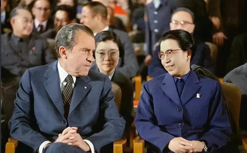 During Nixon's visit to China in 1972, a rare photo with Jiang Qing, with a pretty female ...