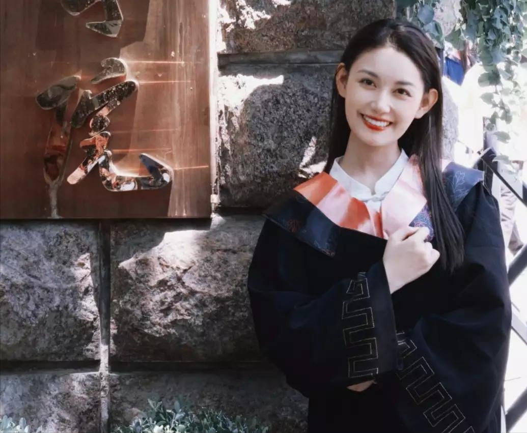 Jiang Yiyi's graduation photo of Chinese opera was exposed, and she was ...