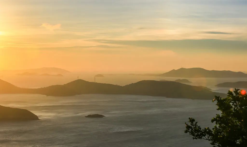 Cozy mountains and seas, stepping on the waves and Qushan, the summer ...