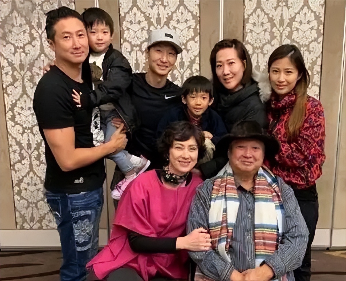 70-year-old Sammo Hung is full of children and grandchildren!Holding ...